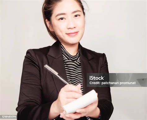 젊은 똑똑한 아름다운 아시아 비즈니스 여성은 검은 양복과 안경을 입고 똑똑하고 생각을 들고 문서를 들고 전화 말하기 가리키기에 대한 스톡 사진 및 기타 이미지 Istock