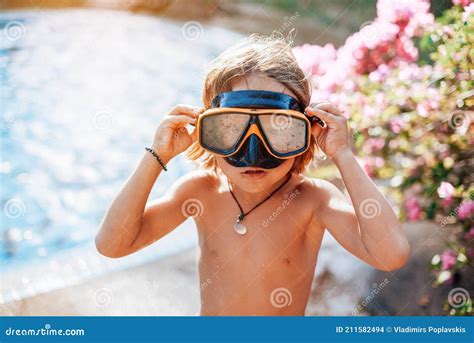 Criança Nua Se Posando Em Uma Câmera Ao Redor Da Piscina Segurando Seus