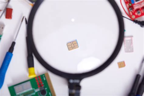 Pc 또는 스마트 폰의 작은 전자 부품 돋보기를 통해 컴퓨터 램 깨진 분해 노트북 휴대 전화의 예비 부분과 바탕 화면 테이블의