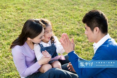 妈妈抱着女儿和爸爸玩游戏 蓝牛仔影像 中国原创广告影像素材