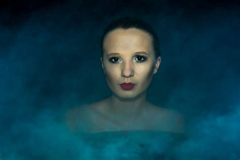 Foto Mujer Con Lápiz Labial Rojo Imagen Fotografía Gratis En Unsplash