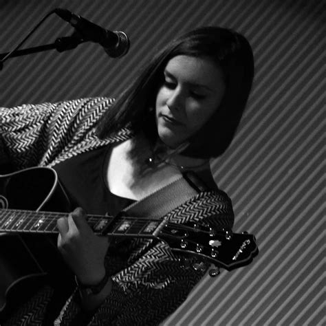 Sara Ledesma Estrena Wrong De Su álbum De Debut Aware Alquimia Sonora