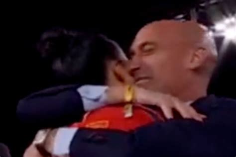 【スペイン女子サッカー】ルビアレス会長のキス動画！信頼関係の現れ
