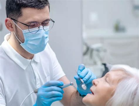 Как да намалим отока след изваждане на зъб