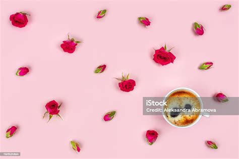 커피와 분홍색 배경에 아름 다운 장미의 아침 컵 상단 보기 0명에 대한 스톡 사진 및 기타 이미지 0명 3월 8 Istock