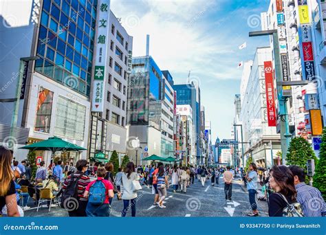 东京，日本：花费他们的时间的人们参观银座街道，东京一个非常普遍的商店地区，在weeke期间 编辑类图片 图片 包括有 城市 现代