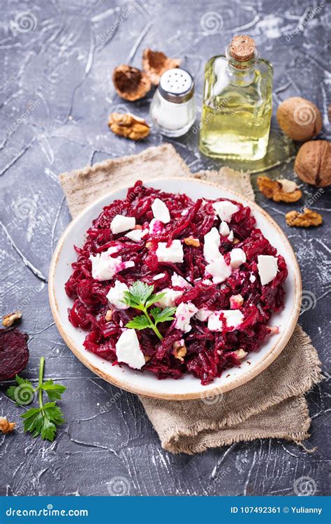 Ensalada Sana De Las Remolachas Con Queso Feta Y Nueces Imagen De