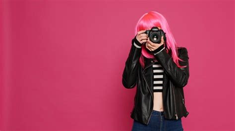 Dslr 카메라로 사진작가로 일하는 젊은 미모의 여성은 장치를 사용하여 사진을 찍고 즐거운 시간을 보냅니다 평온하고 이미지를