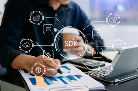 Sdk 소프트웨어 개발 키트 프로그래밍 언어 기술 개념 가상 화면에 Sdk 아이콘이 있는 노트북 컴퓨터 및 태블릿을 입력하는
