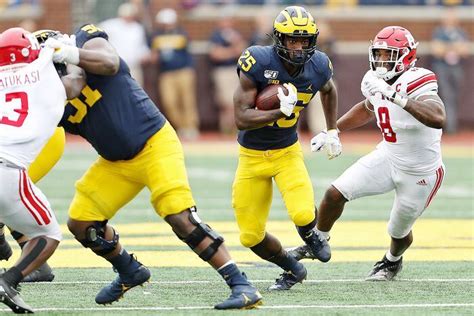 Hassan Haskins The Michigan Running Back Who Hits Like The Linebacker