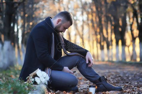男子在秋天公园等待访问他迟高清图片下载 正版图片507571277 摄图网 男子在秋天公园等待访问他迟高清图片下载 正版图片507571277 摄图网