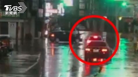 女駕駛闖紅燈害騎士噴飛骨折 竟說「我看是黃燈」 Yahoo奇摩汽車機車