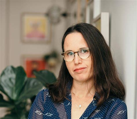 אונה שגב ממלאת מקום ראש המחלקה לתקשורת חזותית ויצו חיפה מגזין פורטפוליו