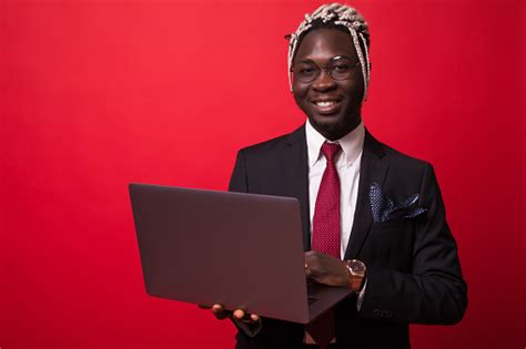 노트북 빨간색 배경에 고립 된 아프리카계 미국인 비즈니스 남자 가득 찬에 대한 스톡 사진 및 기타 이미지 가득 찬 기업