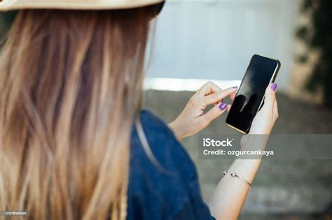 빈 화면 템플릿 스마트 폰을 들고 만지는 여성 스마트 폰 화면은 클리핑 경로가 비어 있습니다 읽기에 대한 스톡 사진 및 기타