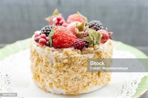 창가의 접시에 열매 구색과 레이어 케이크 나폴레옹 축하를 위한 달콤한 디저트 0명에 대한 스톡 사진 및 기타 이미지 0명