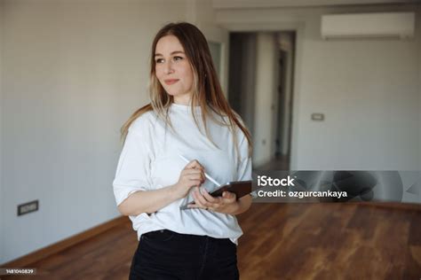 개조 중인 집에서 태블릿을 사용하여 서 있는 여성 건축가 건설 산업에 대한 스톡 사진 및 기타 이미지 건설 산업 건설 현장