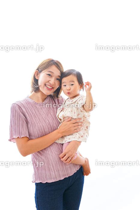 赤ちゃんを抱っこするお母さんの写真素材 178245336 イメージマート
