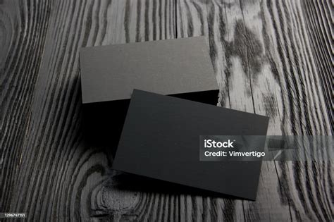 검은 나무 배경에 명함 비어 있습니다 기업 문구류 브랜딩 모의 크리에이티브 디자이너 데스크 플랫 레이 텍스트 공간 복사 0명에