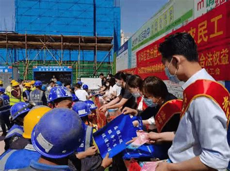 裕华区开展“送法进工地 关爱农民工” 主题法治宣传活动普法