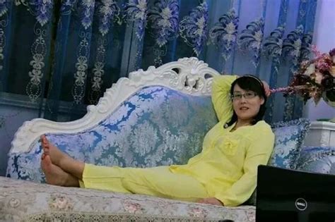 继母养我8年，我二婚再嫁，她送我三床被子，打开之后我大声喊妈财经头条