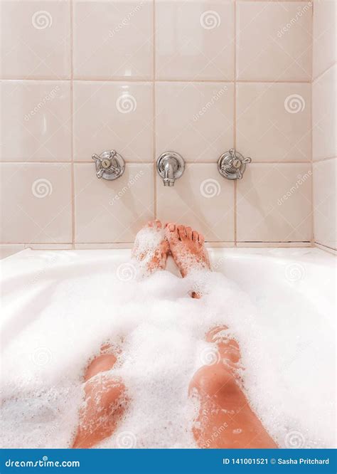 Donna Che Si Rilassa In Un Bagno Di Bolla Immagine Stock Immagine Di