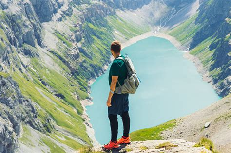 화창한 여름날 스위스 알프스에서 하이킹을 하는 청년 배낭여행자 20 29세에 대한 스톡 사진 및 기타 이미지 20 29세 걷기 결심 Istock