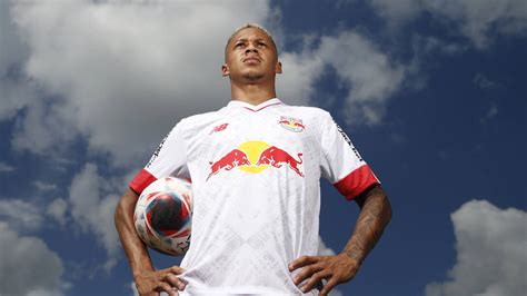 Bragantino Anuncia A Contratação De Vitinho Ex Athletico Pr Futebol