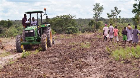 Hello Tractor And John Deere Bring 10000 Tractors To Africa