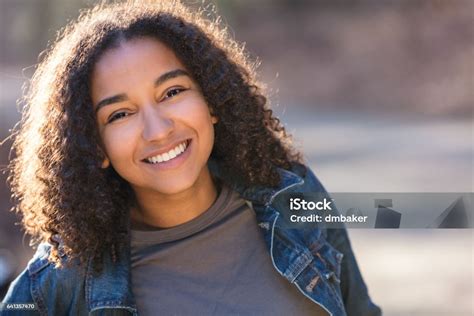혼합된 인종 아프리카계 미국인 여자 십 대 여성 젊은 여성 완벽 한 치아와 웃는 미소 아프리카계 미국 민족에 대한 스톡 사진 및
