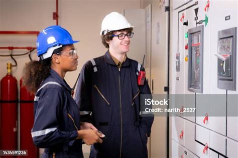 전기 젊은 여성과 남자 엔지니어는 산업 공장 기술자 또는 전기 검사 전력 분배의 제어실에서 유지 보수 캐비닛 시스템 전기를 검사합니다 2명에 대한 스톡 사진 및 기타 이미지