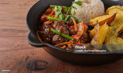 페루 D 음식 로모 살타도 보라색 양파 노란 후추 감자 튀김과 쌀이 들어간 검은 팬에 토마토가 들어간 쇠고기 안심 위쪽 보기 스테이크에 대한 스톡 사진 및 기타 이미지