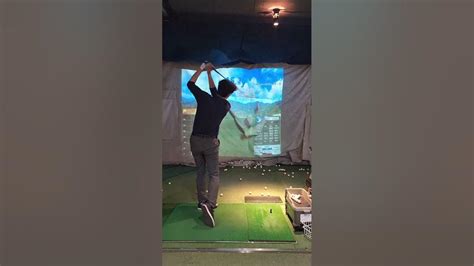 몸과의 공간을 확보하고 헤드가 빙글 돌아서 몸밖으로 밀어내는 동작으로 공을 타격합니다 몸은 제자리를 지키면서 좌우로 골반과 어깨가 스트레칭되도록 하고손과팔로 헤드를