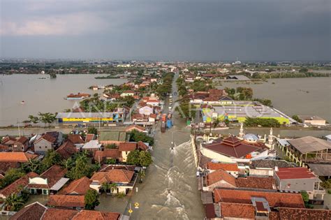 Banjir Masih Memutus Jalur Pantura Demak Kudus ANTARA Foto