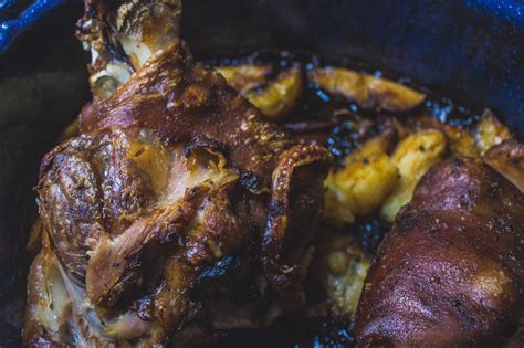 ΚΟΤΣΙ ΧΟΙΡΙΝΟ ΜΕ ΠΑΤΑΤΕΣ ΣΤΗ ΓΑΣΤΡΑ Greek Pork Kotsi In Dull