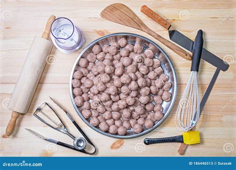 Postre De Bolas De Taro Ingredientes De Comida Y Utensilios De Cocina
