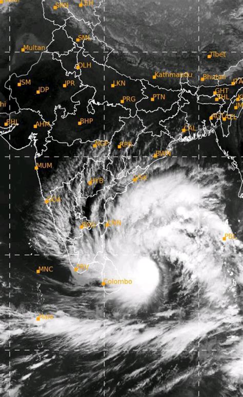 මැන්ඩවුස් නිසා තද වැසි සමඟ සුළං Life Traveler