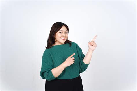 미소 짓는 것 선물하고 백색 배경에 고립된 아름다운 아시아 여자의 제품을 보여주는 광고를위한 사본 공간을 따로로 가리키기 20