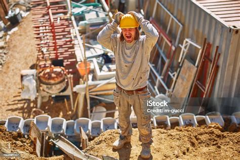 Bauarbeiter Auf Einer Schweren Baustelle Die Harte Arbeit Leistet Stockfoto und mehr Bilder von ...