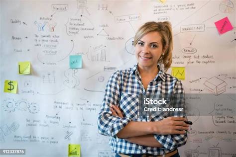 사업 계획 사무실에서 일 하는 여자 계획에 대한 스톡 사진 및 기타 이미지 계획 그래프 디자인 Istock