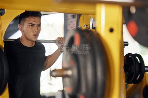 使用杠铃锻炼的男性举重高清图片下载 正版图片501791774 摄图网