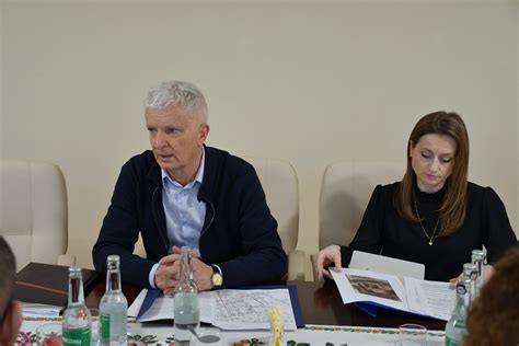 Podpisanie umowy na wykonanie dokumentacji projektowej I LO Dąbrowa