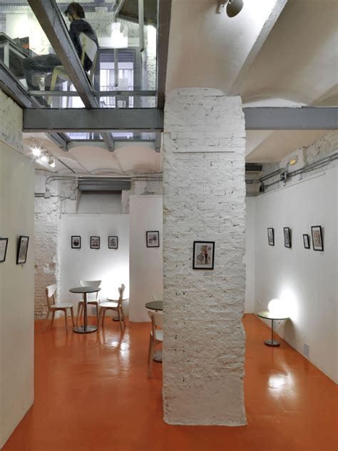 Mycc Diseña Una Librería Vinoteca En Madrid Un Espacio Industrial Para