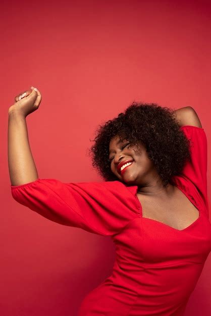Retrato De Joven Mujer Hermosa Con Vestido Rojo Foto Gratis