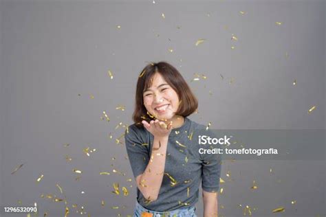 종이 를 축하하고 재생 젊은 아름다운 아시아 여성의 초상화는 고립 된 회색 배경 스튜디오 크리스마스와 새해 개념을 촬영합니다