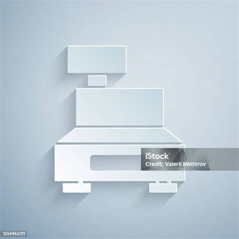 회색 배경에 격리 된 체크 아이콘이있는 용지 절단 금전 등록기 기계 계산원 기호 캐쉬박스 기호입니다 종이 아트 스타일 벡터