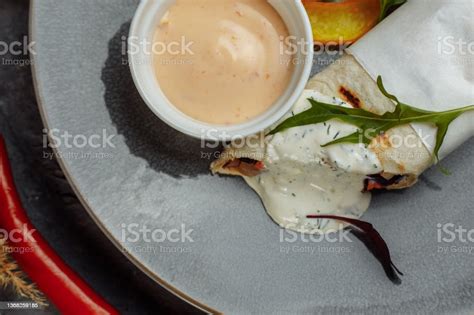 어두운 배경에 프랑스 화재와 소금 분쇄기와 샤와르마 샌드위치 0명에 대한 스톡 사진 및 기타 이미지 0명 감자 요리 고기