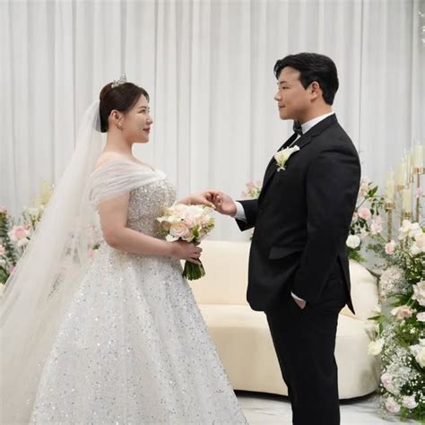 소망 없고 빛도 없는 어두운 세상을 하나님이 사랑하사 우리에게 오셨네 예언하신 약속대로 말씀이 육신되어 하늘 영광 버리시고 이