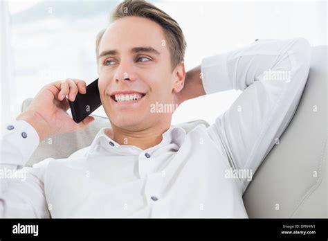 Junger Mann Auf Sofa Mit Handy Fotos Und Bildmaterial In Hoher