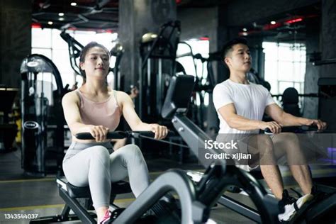 체육관에서 조정 기계와 함께 운동 하는 젊은 여자 와 남자 운동에 대한 스톡 사진 및 기타 이미지 운동 건강한 생활방식